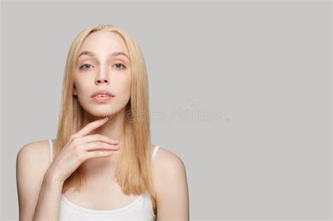 Retrato De Belleza De Una Linda Joven Rubia Con Piel Clara Fresca Sobre Fondo Blanco De Pared De