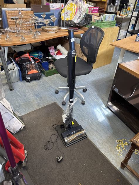 Shark Cordless Hoover With Charger And Stand Working Badgers Auctions On Site And Online