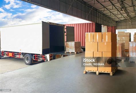 패키지 상자는 컨테이너 트럭에 적재되는 나무 팔레트에 쌓입니다 유통 용품 창고 배송 공급망 선적 화물 트럭 물류 화물 운송 0