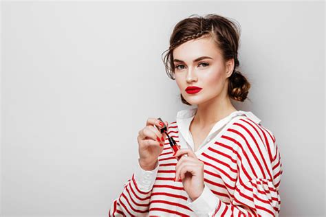 스튜디오에서 메이크업 립스틱을 들고 우아한 드레스에 예쁜 감정적인 얼굴에 빨간 입술을 가진 젊은 여자 매니큐어 미용술에 대한 스톡 사진 및 기타 이미지 Istock