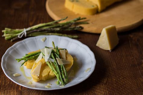 하얀 접시와 어두운 나무 배경에 아스파라거스와 치즈 플레이크가있는 압연 옥수수 죽 노랑에 대한 스톡 사진 및 기타 이미지 노랑 미식가 사진 이미지 Istock