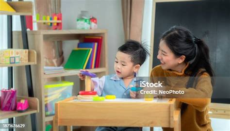 아시아 소년 재미와 컴퓨터 노트북에서 만화 비디오를보고 유치원에 대한 스톡 사진 및 기타 이미지 유치원 동양인 아시아 Istock