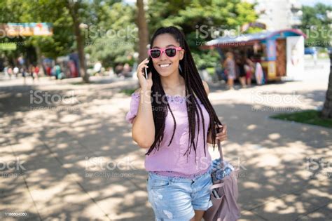 공원에서 걷고 스마트 폰을 사용하여 웃는 아프리카 여성 가방에 대한 스톡 사진 및 기타 이미지 가방 거리 걷기 Istock