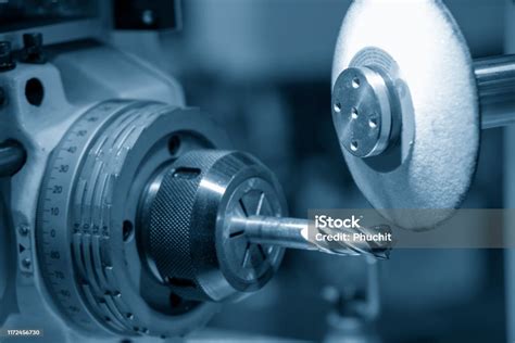 Cnc 프로그램에 의해 Cnc 절단 공구 연삭 기계 제어 갈음질에 대한 스톡 사진 및 기타 이미지 갈음질 빻기 서비스