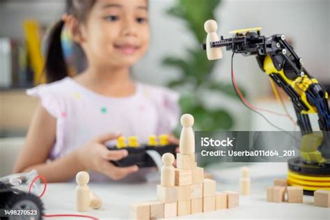 Stem 교육 개념입니다 아시아 학생들은 집에서 Stem으로 로봇 팔을 코딩하고 수학 공학 과학 기술 로봇 공학의 컴퓨터 코드를 아이들의 개념으로 코딩하여 학습합니다 6 7