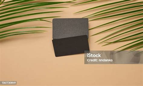 직사각형 검은 종이 명함과 갈색 배경에 야자수 잎의 스택 위에서 보기 0명에 대한 스톡 사진 및 기타 이미지 0명 갈색 검은색 Istock