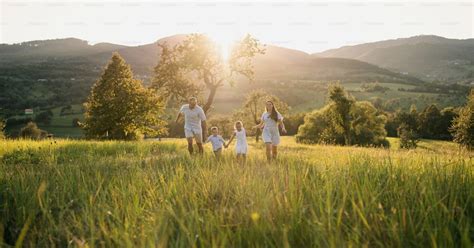 해질녘 야외에서 초원을 걷는 두 명의 어린 아이와 함께 행복한 젊은 가족 사진 Unsplash의 자연 이미지