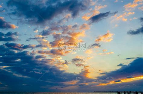 美丽的天空黎明时海面上云彩的美丽高清图片下载 正版图片506414539 摄图网