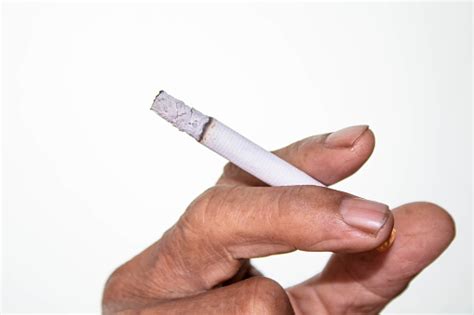 세계는 담배 날 텍스트에 대 한 공간을 가진 흰색 배경에 고립 된 연기와 담배를 들고 아시아 남자 0명에 대한 스톡 사진 및 기타 이미지 Istock