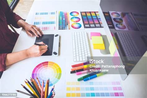 여성 창조적인 그래픽 디자이너 색상 선택에 노력 하 고 직장에서 그래픽 태블릿에 그림의 이미지 Cmyk에 대한 스톡 사진 및 기타 이미지 Istock