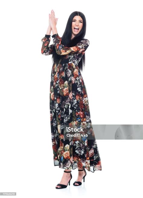 전체 길이2029세 성인 아름다운 백인 젊은 여성여성 앞에 서 있는 흰색 배경 복장 을 입고 흥분행복시원한 태도박수응원 20 29세에 대한 스톡 사진 및 기타 이미지