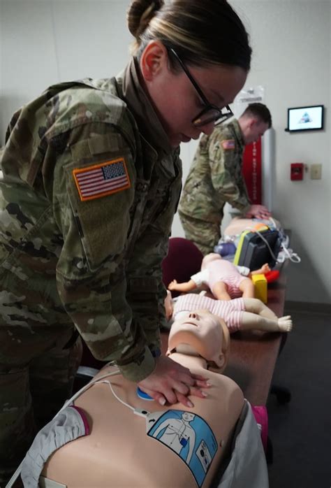 Soldiers Learn Nuances Of Basic Life Support U S Army Reserve News Display