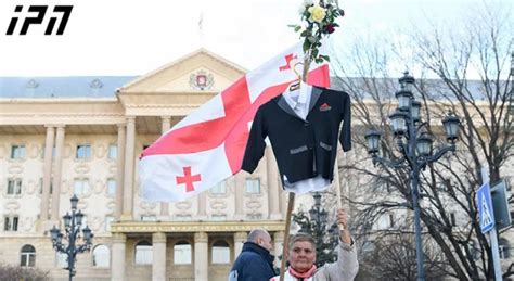 თბილისის საქალაქო სასამართლოს მიმდებარე ტერიტორიაზე აქციის მონაწილეებმა პიჯაკები მიიტანეს