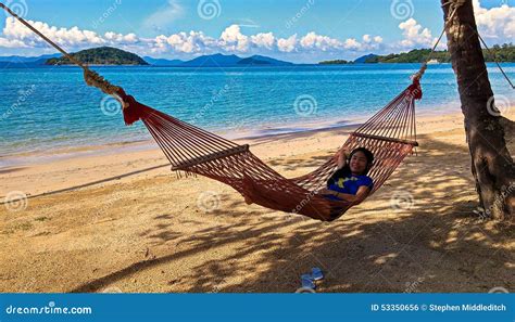 Menina Tailandesa Na Rede Foto Editorial Imagem De Console