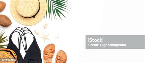 여자의 해변 액세서리 플랫 레이 라운드 트렌디 한 등나무 가방 밀짚 모자 검은 수영복 가죽 샌들 열대 손바닥은 흰색 배경에 코코넛 조개를 남깁니다 맨 위 보기 복사