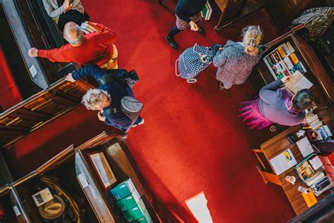 레드 카펫이 깔린 방 주위에 서 있는 한 무리의 사람들 사진 Unsplash의 무료 그린 레인 이미지