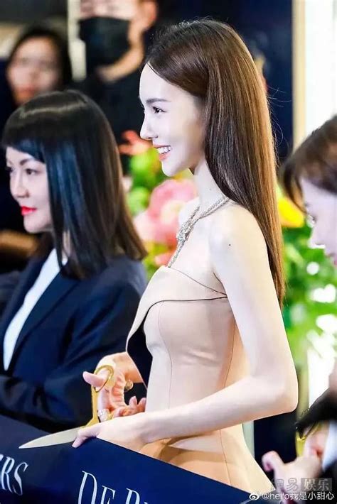 Jin Chen Wore A Nude Tube Top Skirt To Show The Charming Swan Neck Clavicle INEWS