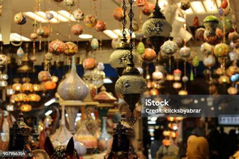 전통적인 밝은 장식 교수형 터키 램프 및 바 자 터키 이스탄불에서에서 생생한 색상으로 화려한 조명 0명에 대한 스톡 사진 및 기타 이미지 Istock