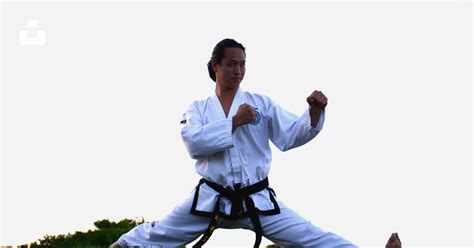 하얀 드레스 셔츠와 검은 바지를 입은 남자가 푸른 잔디밭에 검은 의자에 앉아 있다 사진 Unsplash의 무료 쪼개다 이미지