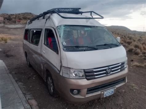 Un Minibús Con 14 Pasajeros A Bordo Vuelca Y Deja Cuatro Heridos En La