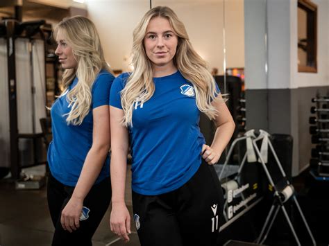 De Bloedmooie Voetbalster Van Fc Eindhoven Die Wekelijks Insta Laat Ontploffen Heeft Al Meer