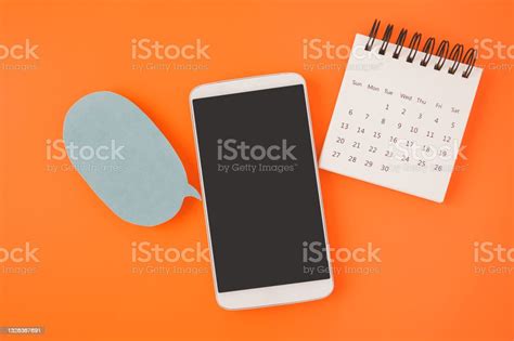 터치 스크린에 클리핑 경로와 흰색 휴대 전화 생생한 오렌지 배경에 달력과 음성 거품을 열어 데이트 약속 채팅 또는 회의 개념 달력에 대한 스톡 사진 및 기타 이미지 Istock