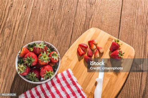수건 칼 잘라 진된 조각으로 절단 보드와 딸기의 그릇의 오버 헤드 보기 대나무 재료에 대한 스톡 사진 및 기타 이미지 대나무 재료 도마 요리 도구 0명 Istock