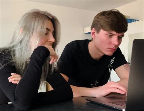 Создать мем ева элфи парень за ноутбуком парень евы эльфи парень Картинки Meme