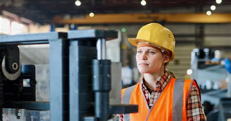 전동 지게차 앞에 서서 작업장이나 창고의 통로를 따라 이동하는 동안 앞을 바라보는 여성 엔지니어 사진 Unsplash의 러시아 이미지