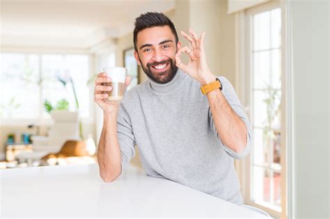 잘생긴 히스패닉 남자는 커피 한 잔을 마시는 손가락으로 확인 기호 우수한 상징 완벽에 대한 스톡 사진 및 기타 이미지 완벽 인도 인도아 대륙 개념 Istock