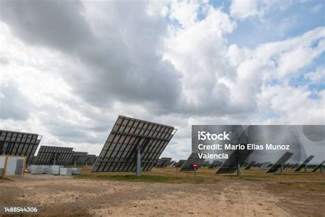 태양 전지 패널과 푸른 하늘 태양으로부터 의 태양광 패널 시스템 발전기 더 나은 미래를 위한 클린 기술 0명에 대한 스톡 사진 및 기타 이미지 Istock