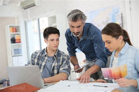 خرید و قیمت عکس با کیفیت معلم در حال تدریس به دانش آموزان ترب