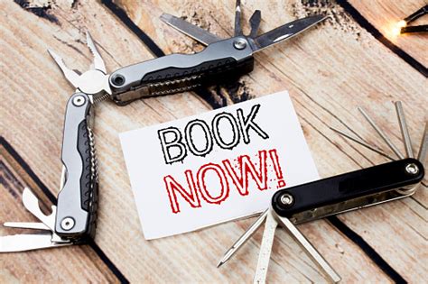 개념적 손 책 지금 보여주는 텍스트 캡션 영감을 쓰기 포켓 나이프와 스티커 메모 나무 배경에 예약 예약 작성 하는 사업 개념 가격에 대한 스톡 사진 및 기타 이미지 Istock