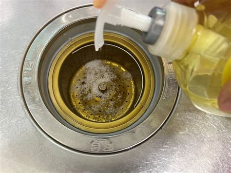 변기에 소금을 넣어 보세요 화장실 청소가 10배는 쉬워집니다 텐꿀팁