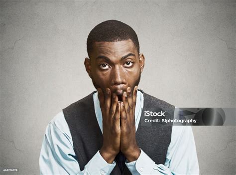 피곤 하 고 피곤한 비즈니스 맨이 걱정 되 고 스트레스를 받고 손으로 얼굴을 아래로 드래그 합니다 월요일에 대한 스톡 사진 및