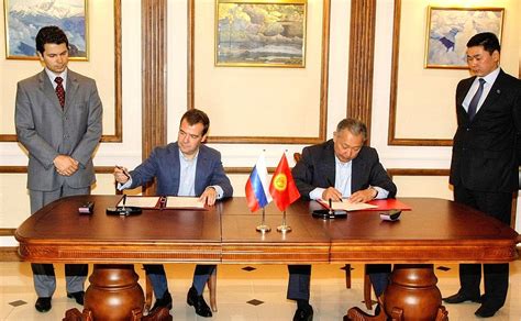 Россия и Киргизия подписали меморандум о сотрудничестве в военной сфере • Президент России