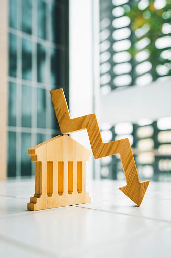 은행 모델 및 아래쪽 화살표 성공을 위한 개념 방법 인플레이션 개념을 수정하기 위해 연준 금리를 인상하거나 낮추는 시스템 3차원 형태에 대한 스톡 사진 및 기타 이미지