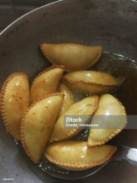 카라히 홀리 페스티벌 디저트 높은 경치를 감상하며 말린 과일로 가득찬 전통 인도 의 달콤한 만두인 수제 구지야의 이미지 0명에 대한 스톡 사진 및 기타 이미지 Istock