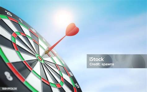 푸른 하늘의 빨간색과 초록색 다트판과 화살표가 12개의 표적을 명중했습니다 12에 대한 스톡 사진 및 기타 이미지 12 3차원 형태 강철 Istock