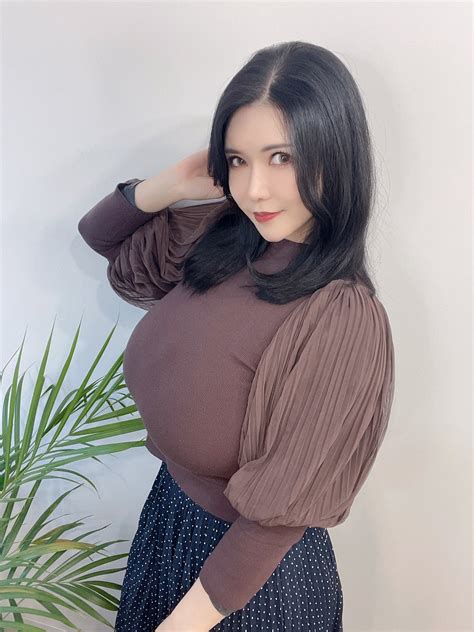 She Cant Hide Those R 2busty2hide