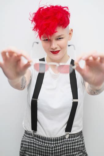 멋진 유행 현대 어린 소녀의 초상화입니다 면도 사원짧은 헤어 스타일 밝은 빨간 머리를 염색 레드 립스틱 흰색 배경에 스튜디오 사진입니다 서스펜더와 체크 팬츠 20 24세에