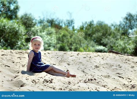 Bella Ragazza Bionda Che Riposa Sulla Spiaggia Immagine Stock Immagine Di Carino Infanzia