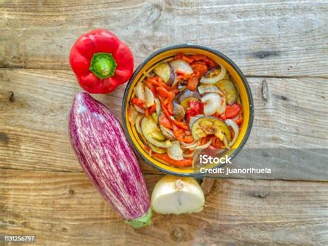 에 스 칼 리 바다는 고추 양파 가지 토마토와 마늘로 만든 식욕을 돋 우는 스페인 식 요리입니다 0명에 대한 스톡 사진 및 기타 이미지 Istock