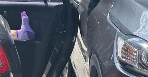 차 문 밖으로 발 뻗고 쿨쿨옆 차량에 문콕한 여성