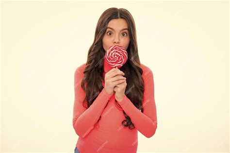 Hipster Teenager Kind Mädchen lecken Lutscher Zucker Ernährung Süßigkeiten und Süßigkeiten Kind ...