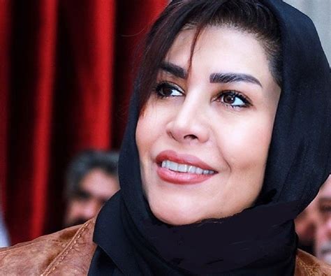 شنا کردن خانم مجری با چادر داخل استخر مجری الهام صفوی زاده کشف حجاب