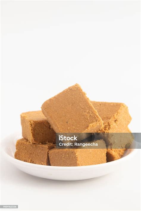 겨울 시즌 특별 인도 틸 바르피 또는 부르피는 틸쿠트 가작 가작 틸굴 뭉팔리 참깨 재거리 구드 바담 및 피스타로 만든 가차크라고도 합니다 0명에 대한 스톡 사진 및 기타