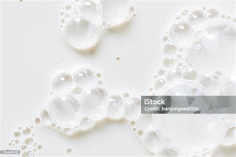 매크로 우유 텍스처 우유와 거품의 하얀 표면과 위의 새 눈보기에서 잔물결 따르기에 대한 스톡 사진 및 기타 이미지 따르기 마실 것 매끄러운 Istock