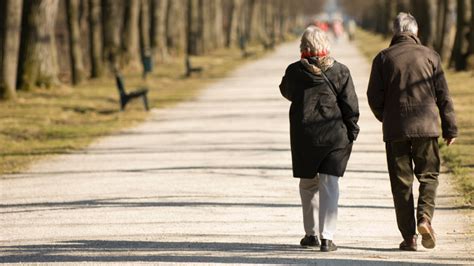 Why Do People Walk Slow Are You A Slow Walker Pekb