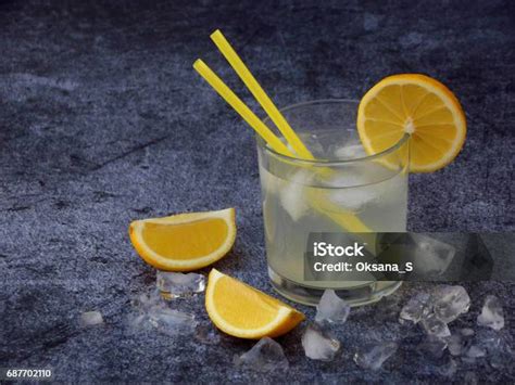 레몬 조각 얼음 조각 어두운 바탕에 빨 대와 찬 수 제 레모네이드의 안경 공간에 복사 합니다 0명에 대한 스톡 사진 및 기타 이미지 Istock